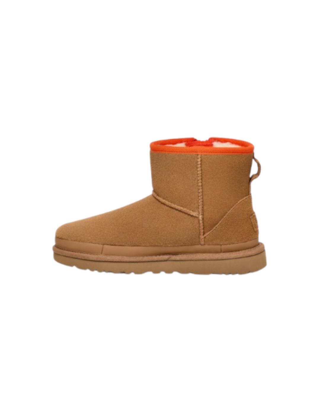 Botín Ugg Classic Mini Zipper Tape Logo Camel UGG para Mujer | Rasgos ...